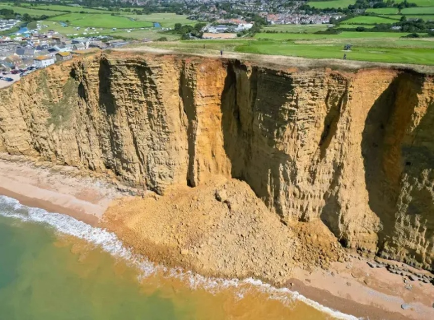 Video de terror: Acantilado se derrumbó en cuestión de segundos y casi ...