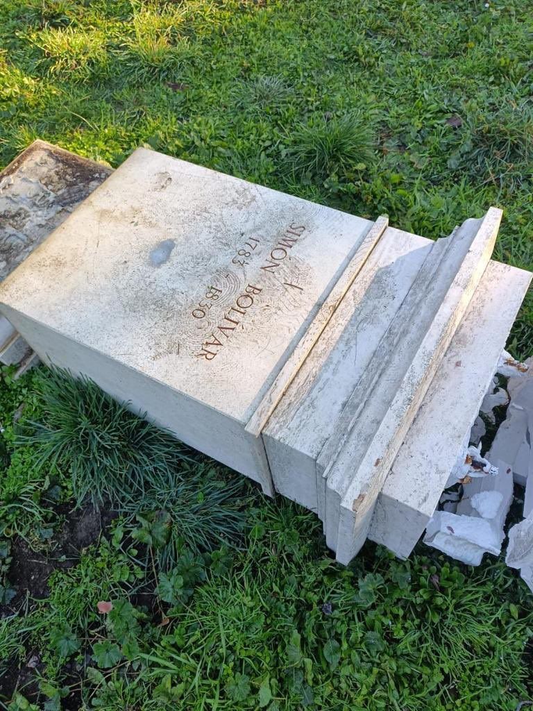 EN FOTOS: Vandalizaron busto de Simón Bolívar que reposa en el monte ...