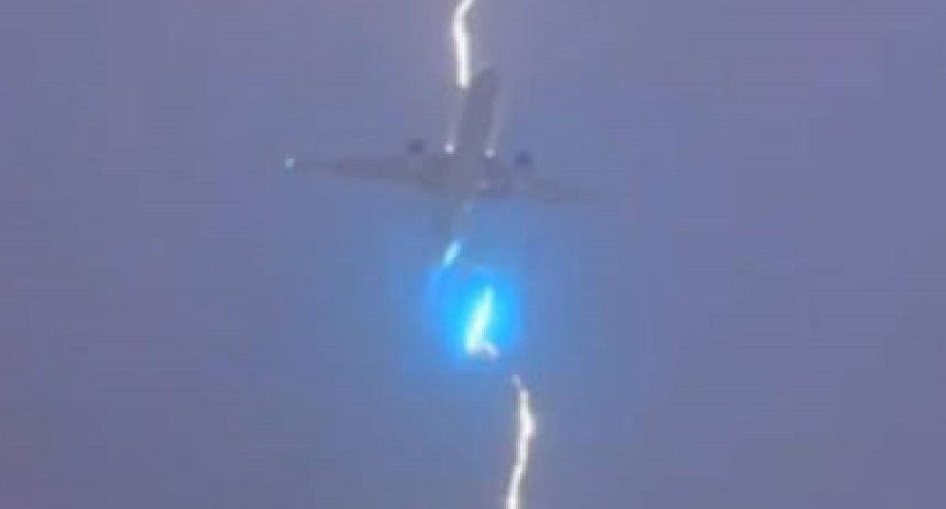 Video: Avión fue impactado por un rayo al despegar de Canadá