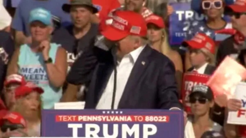 El momento en que la bala atravesó la oreja de Donald Trump